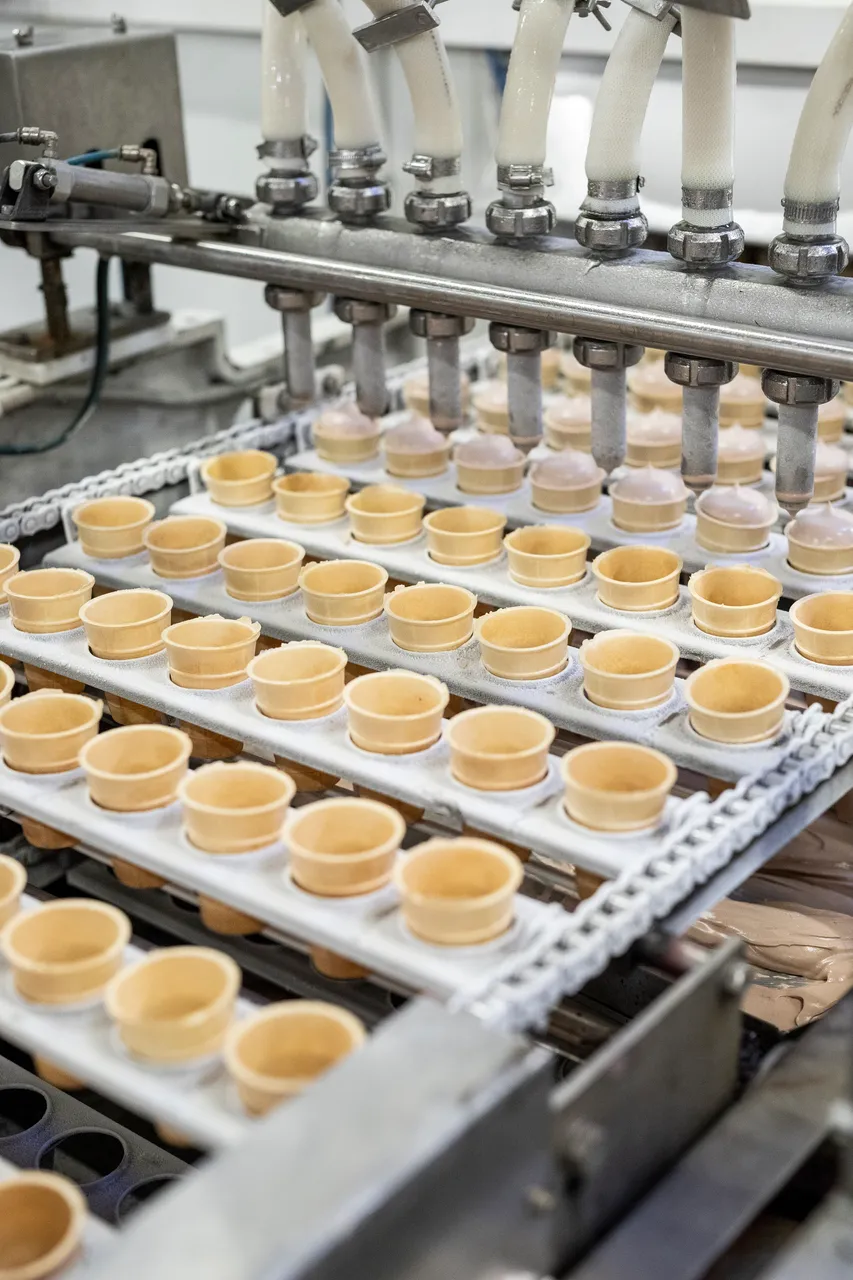 Ice cream cone filling machine