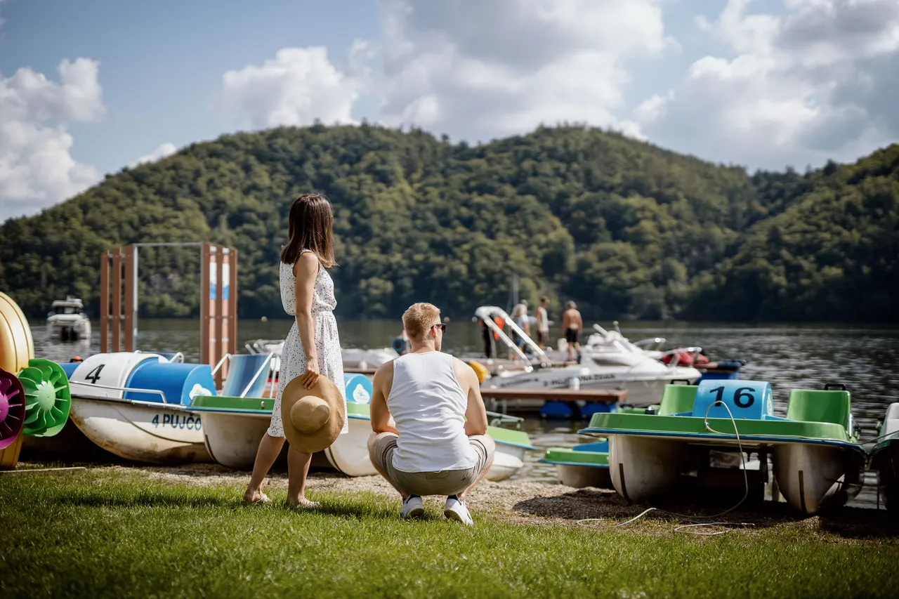 Koupání, šlapadla a paddleboarding, Swimming, paddle boats and ...